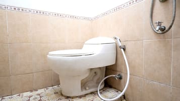 Quarto Duplo Standard | Casa de banho | Um polibã, toalhas fornecidas