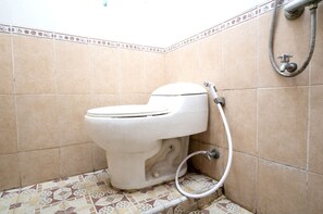 Quarto Duplo Standard | Casa de banho | Um polibã, toalhas fornecidas 