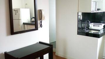 Apartamento Empresarial, 1 cama queen-size, serviço de limpeza e arrumação, no piso executivo | Sala de estar | Smart TV de 55 polegadas com canais por cabo