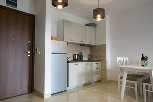 Apartamento Familiar | Cozinha privada | Um frigorífico, uma placa de cozinha, uma chaleira elétrica