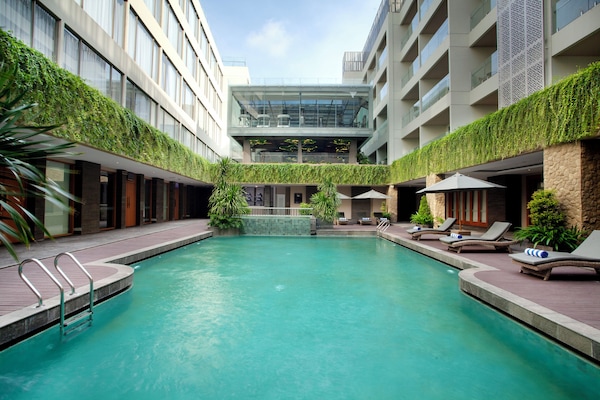 2 piscinas externas, funciona das 9h às 19h, espreguiçadeiras