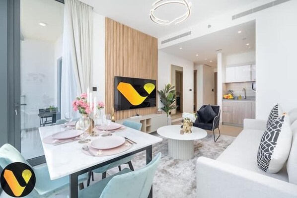 Apartamento de Luxo | Sala de estar | Smart TV de 65 polegadas com canais por cabo