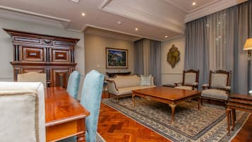 Suíte premier | 1 quarto, cofres nos quartos, quartos à prova de som
