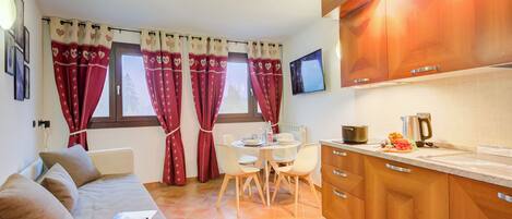 Apartamento Familiar, 1 quarto (L' Aquila Campo Smith On The Ski) | Cozinha privada | Um frigorífico, uma placa de cozinha, uma chaleira elétrica