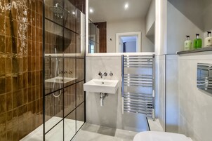 Quarto Duplo Standard | Casa de banho | Um secador de cabelo, toalhas fornecidas, sabão, champô