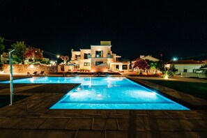 Piscina exterior, guarda-sóis, espreguiçadeiras 