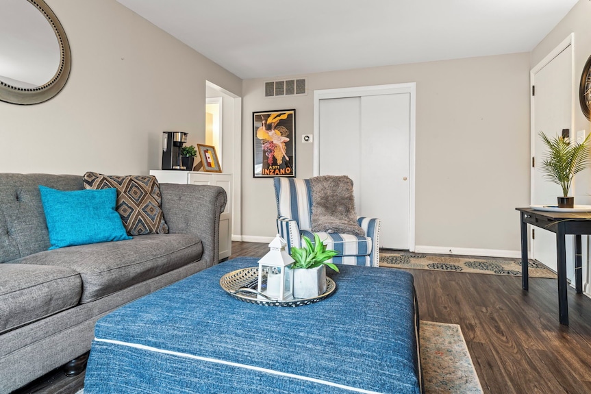 Steps From The Greene! Modern 1br Mid-century Gem Near Ud, Wpafb & Wsu. Newly Renovated With Style, Comfort, And Private Garage Parking - Beavercreek, OH