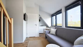 Apartamento conforto | Sala de estar | TV de tela plana 27 polegadas com canais via satélite
