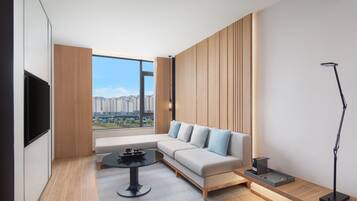 Suite, 1 cama king-size, vista para a montanha | Cofre no quarto, cortinas/cortinados opacos, ferro/tábua de engomar