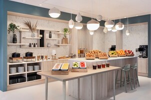 Pequeno-almoço tipo buffet diário mediante uma taxa 