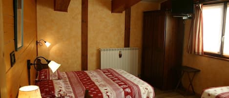 Quarto triplo básico | Escrivaninha, Wi-Fi de cortesia