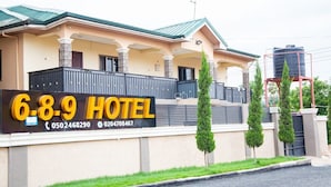 Hotel com placa exibindo o nome e números de contato.