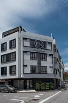 Um edifício moderno com a placa 'CHARLTON HOTEL' na fachada.
