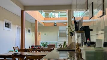 Café da manhã self-service grátis todos os dias