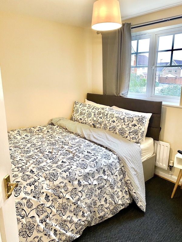 Impeccable 2-bed Apartment In London - Barking