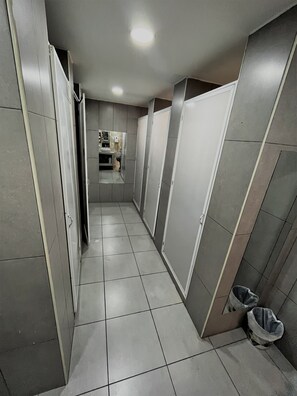 Chuveiro, secador de cabelo (mediante solicitação), toalhas de banho