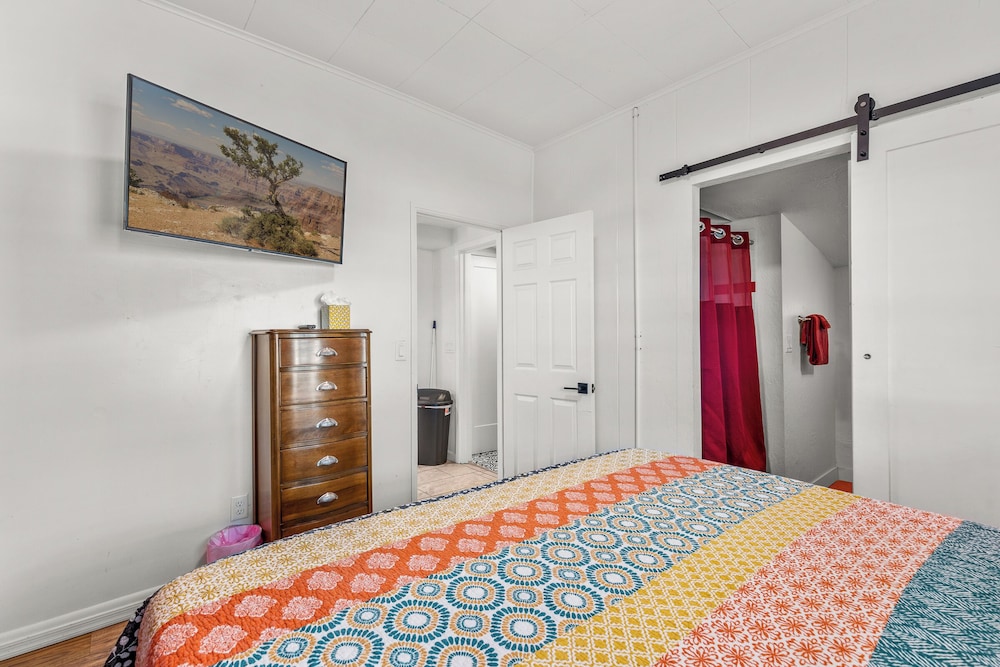 Downtown Burgundy Bungalow W/fully Fenced Yard, Ac, W/d, 3 Smart Tvs, Wifi - Williams, AZ