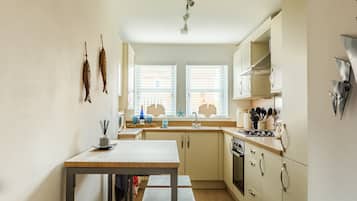 Apartamento | Cozinha privada | Um frigorífico, um micro-ondas, um forno, uma placa de cozinha