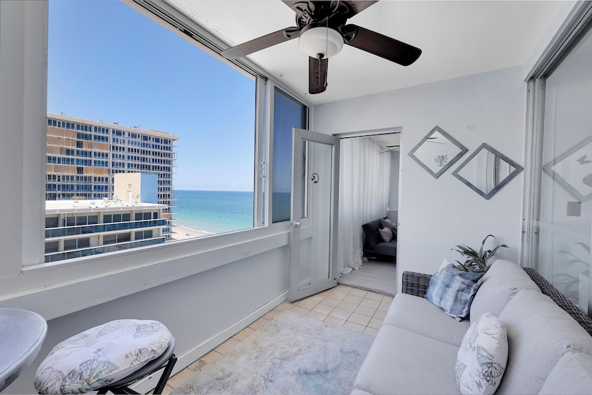 Beachfront 2-bedroom Condo Directly On The Beach -Last Minute Special Rates - Caribbean