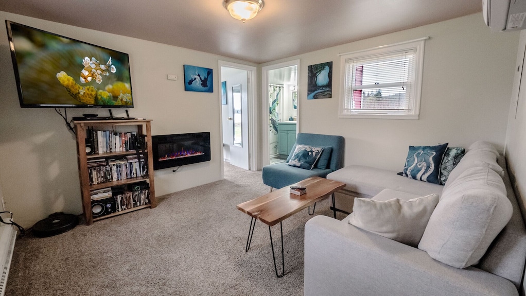 Peaceful Beachfront Cottage - Large Deck & Fire Pit - Gorgeous Views & Wildlife - 브레머튼