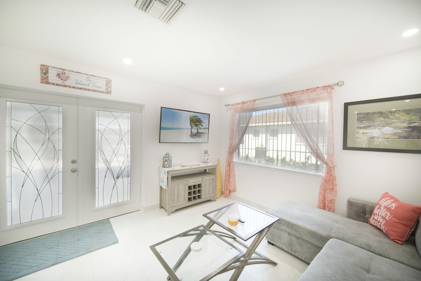 Heated Pool Hangout Half Mile From Downtown Cape Coral ---Newly Renovated--- - Mohave Lake, Cape Coral