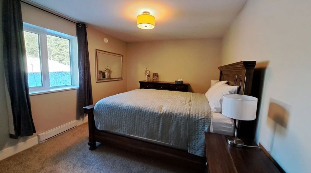 Nighthawk Guesthouse At Hot Springs - Yukon