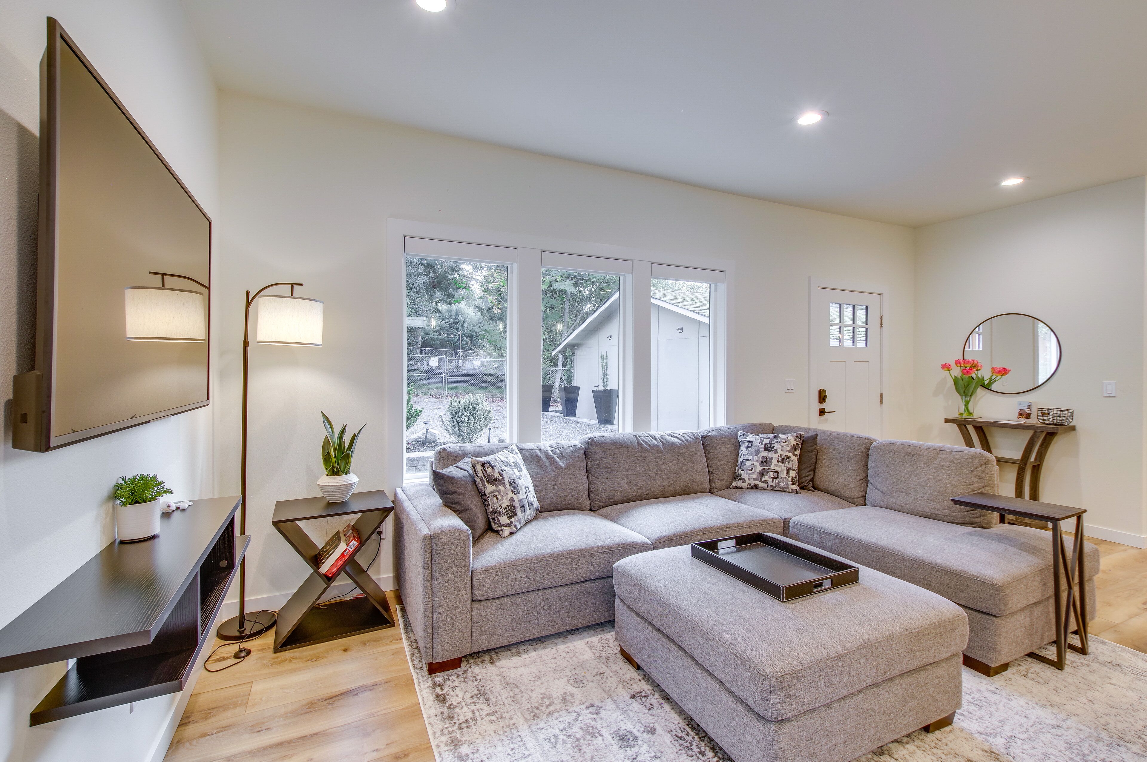 Private Yard & Fire Pit! Modern Kirkland Abode - Kirkland, WA