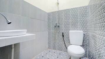 Quarto casal standard | Banheiro | Chuveiro, toalhas de banho