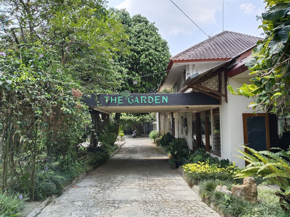 The Garden Family Guest House Powered By Cocotel. - Bogor