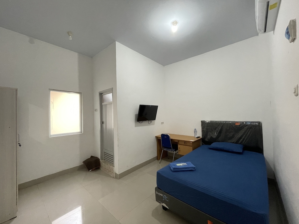 Oyo 93297 Penginapan Musafir Syariah Near Paramount Woman & Childern's Hospital - Makassar