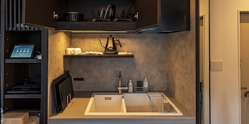 Quarto Familiar, não fumadores (Modern, with stovetop) | Cozinha privada | Um frigorífico, um micro-ondas no espaço comum 