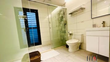 Chuveiro, ducha de hidromassagem, produtos de toalete grátis