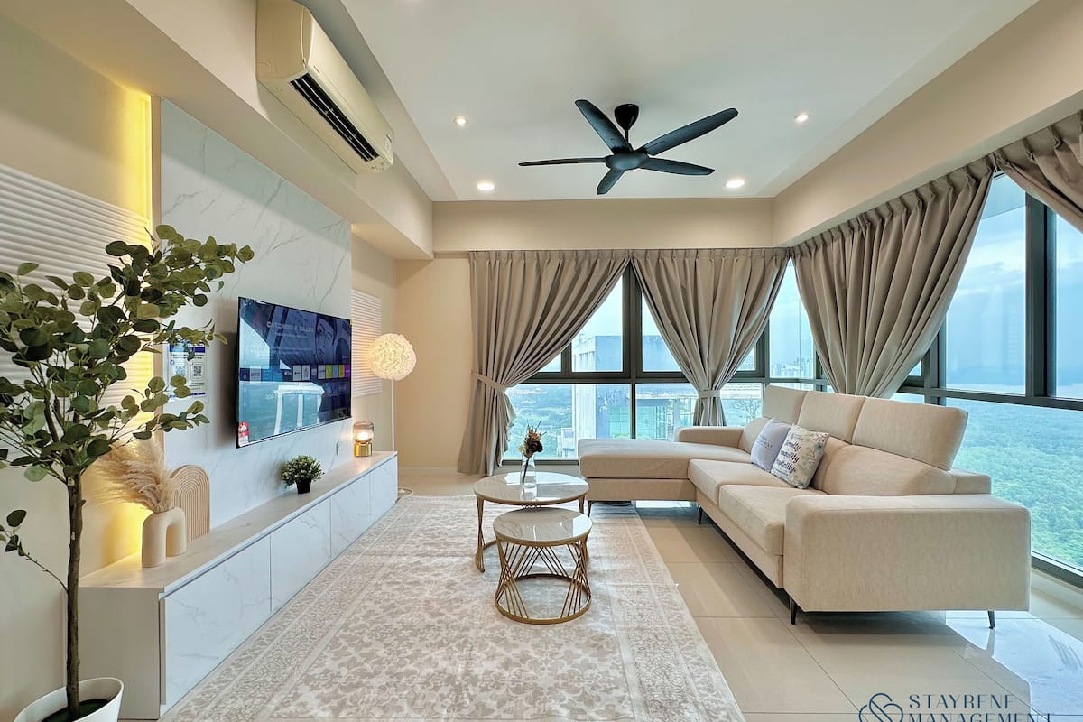Apartamento design, 3 quartos, para não fumantes, banheira | Área de estar | Smart TV 42 polegadas com canais a cabo, Netflix, serviços de streaming