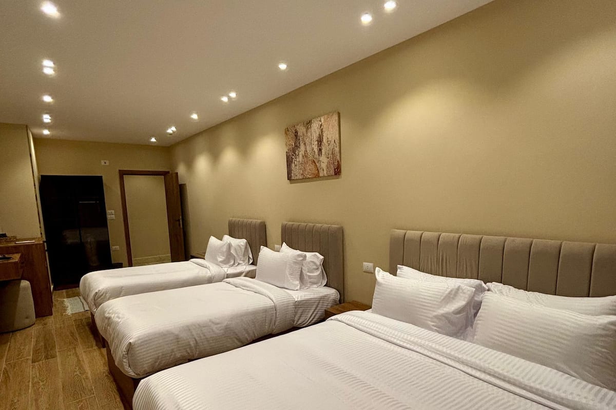 Quarto quádruplo família | Roupas de cama premium, frigobar, escrivaninha