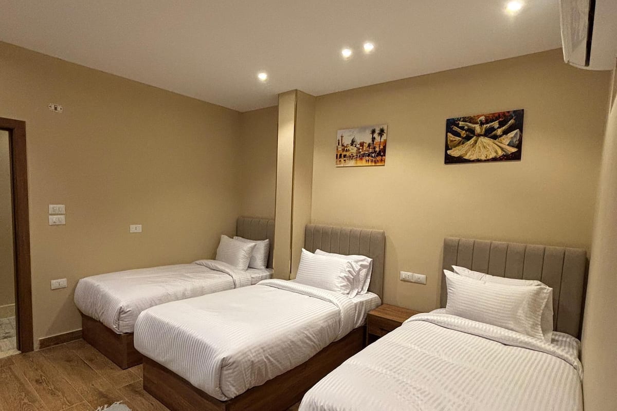 Quarto triplo luxo | Roupas de cama premium, frigobar, escrivaninha