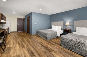Suite, 2 camas queen-size, acessível, não fumadores | Secretária, secretária adequada para computadores portáteis 