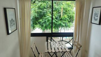 Quarto luxo, 1 cama King | Opções para refeição no quarto