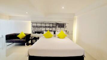 Quarto luxo, 1 cama King | Cofres nos quartos, Wi-Fi de cortesia, roupa de cama