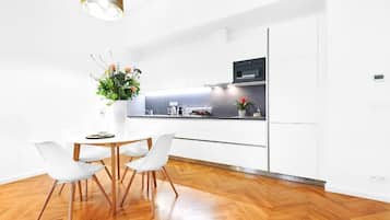 Um frigorífico, um micro-ondas, uma placa de cozinha