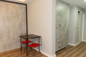 Quarto Deluxe | Minibar, quartos insonorizados, ferro/tábua de engomar, Wi-fi grátis 