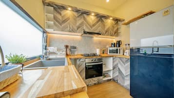 Vila superluxo, várias camas | Cozinha privada | Geladeira grande, micro-ondas, fogão, cooktop