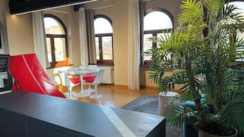 Apartamento Deluxe em Condomínio Fechado | Sala de estar | TV de ecrã plano