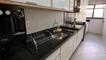 Um frigorífico, um micro-ondas, um forno, liquidificador