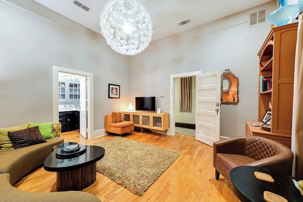 Historic Decatur Apt W/ City Square Views - Decatur, TX