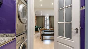 Apartamento Familiar, Vista para a cidade | Cozinha privada | Um forno, uma placa de cozinha, uma máquina de lavar louça