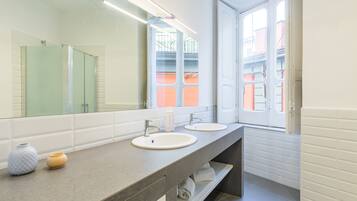 Apartamento Cidade | Casa de banho | Um polibã, um secador de cabelo, um bidé, toalhas fornecidas