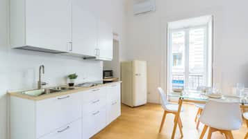 Apartamento Cidade | Cozinha privada | Uma máquina de café expresso, um frigorífico/congelador grande
