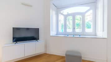 Apartamento Cidade | Sala de estar | Televisor de ecrã plano de 35 polegadas com canais digitais