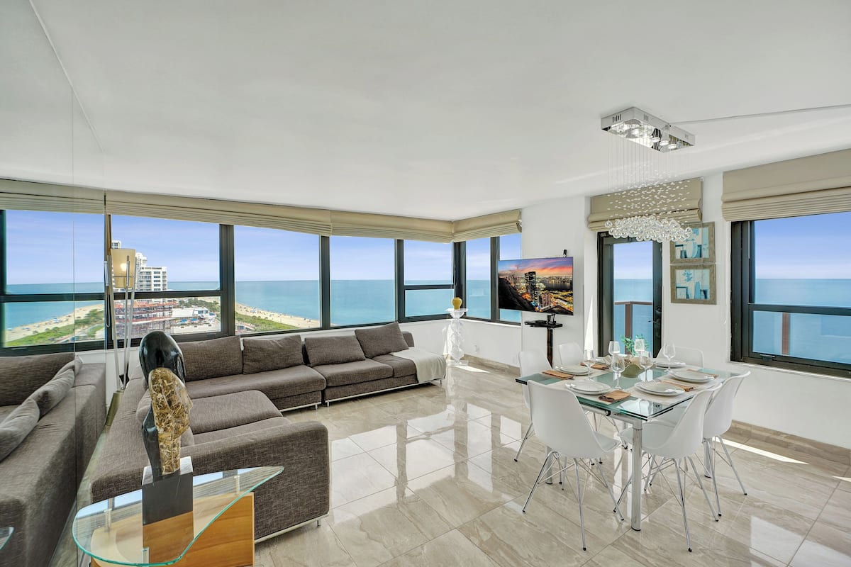 Apartamento Deluxe, 2 quartos, varanda, vista para o mar | Sala de estar | Televisor de ecrã plano de 45 polegadas com canais por cabo