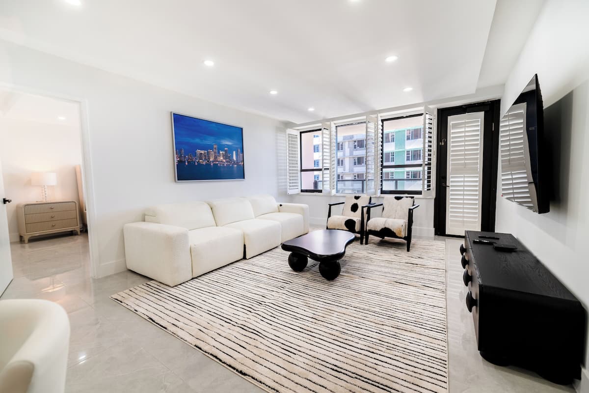 Apartamento Design, 3 quartos, varanda, vista parcial para o mar | Sala de estar | Televisor de ecrã plano de 45 polegadas com canais por cabo